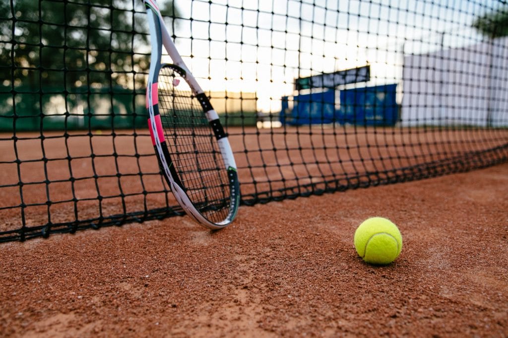 ¿Qué tipo de pistas de tenis existen y cómo influyen en el juego?