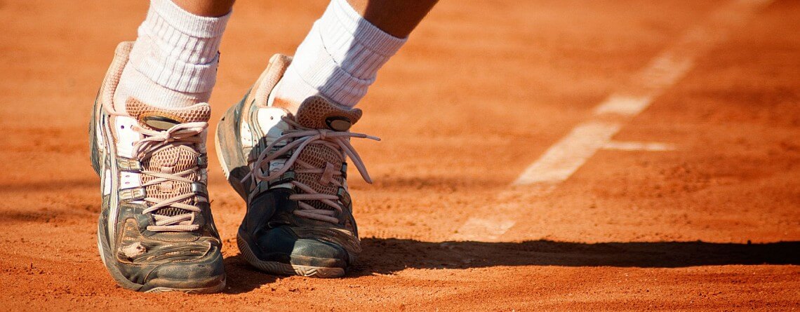 ¿Qué tipo de pistas de tenis existen y cómo influyen en el juego?