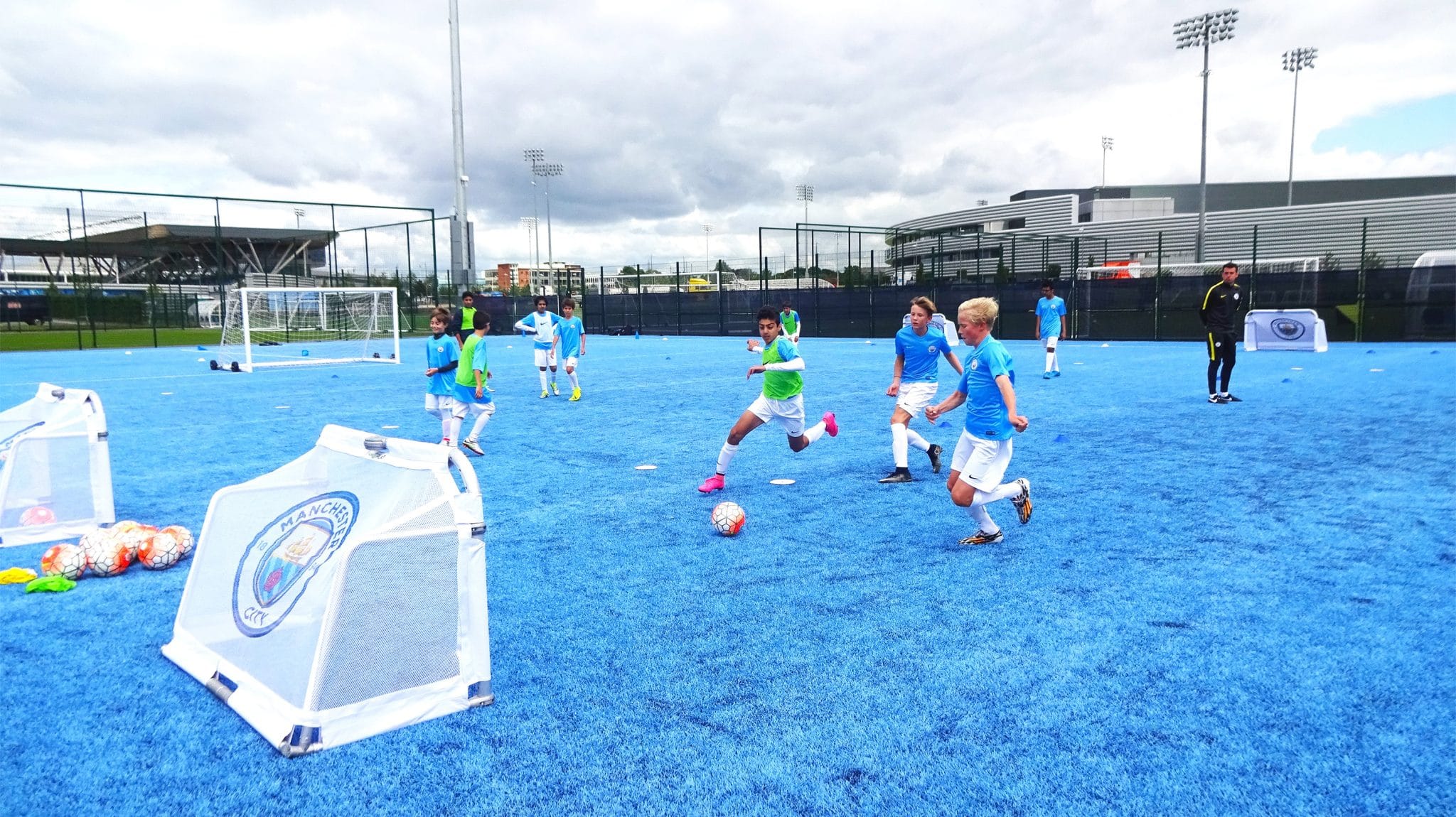wie wähle ich die richtigen Fußballschuhe für das richtige Spielfeld ...
